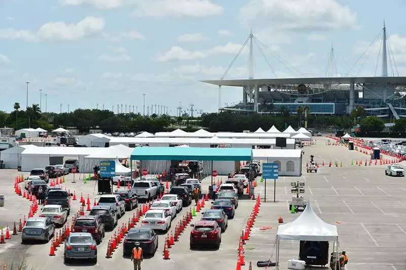 Miami.jpg'de araçla girilen COVID test sitesi