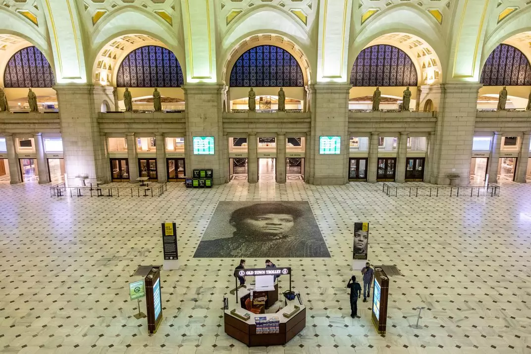 En 1 000 kvadratmeter stor mosaik av Ida B. Wells välkomnar besökare till D.C.:s Union Station 22484_4