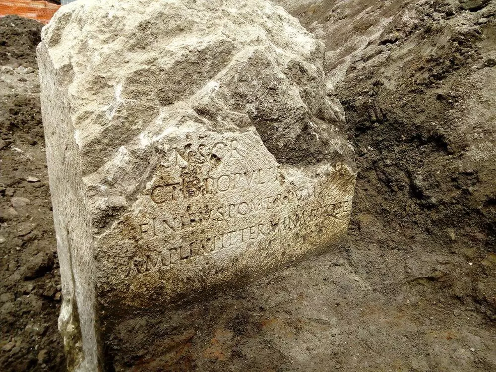 Hraniční kámen nalezený v Římě, in situ