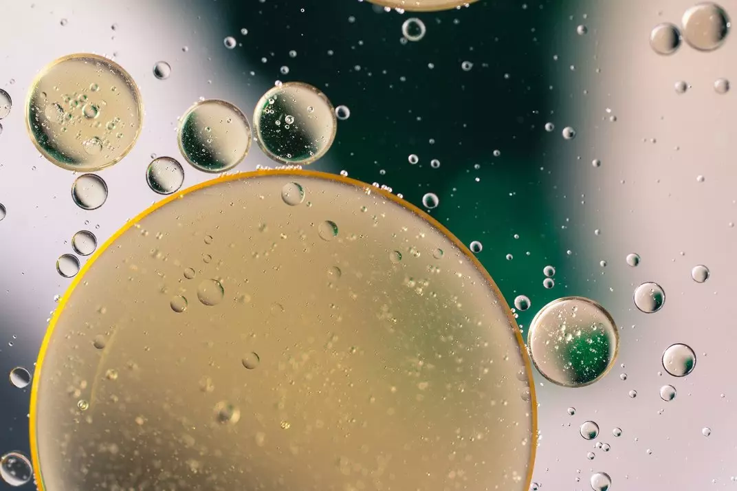 Tan oil droplets sa tubig