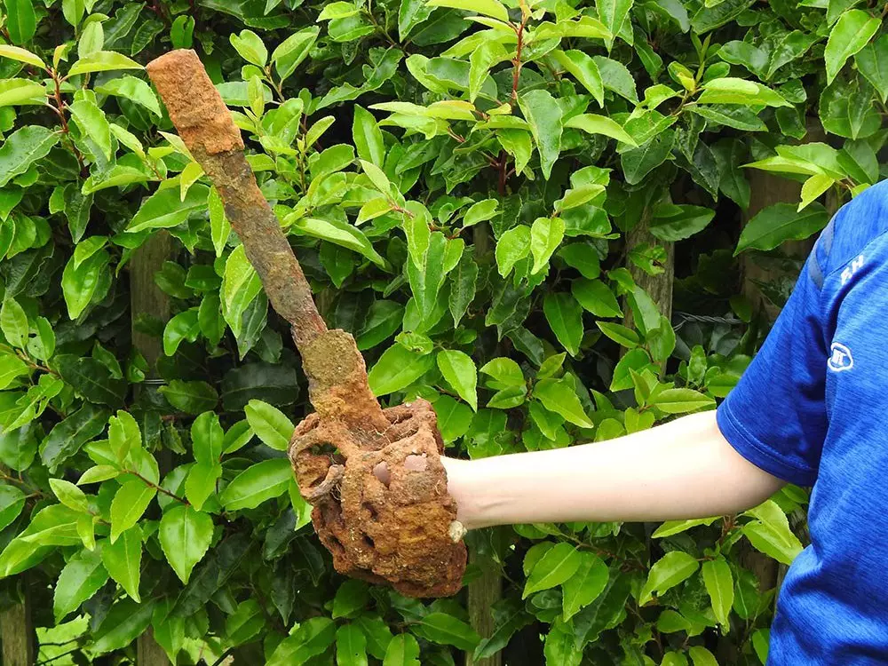 Utilitzant un detector de metalls, un nen de 10 anys troba una espasa centenària a Irlanda del Nord