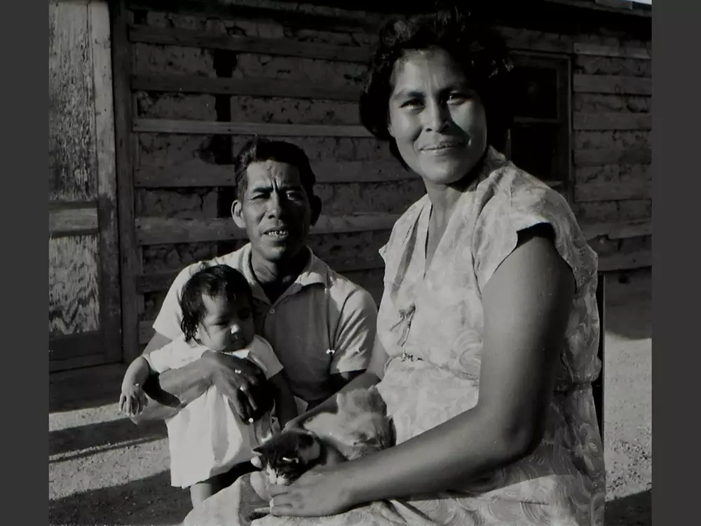 Patricia Stone (Akimel O'otham) i Leonard Stone (Akimel O'otham) sa svojom novom bebom, 1965. Indijanska zajednica rijeke Gila, Arizona. (Kolekcija Helge Teiwes, NMAI.AC.070)