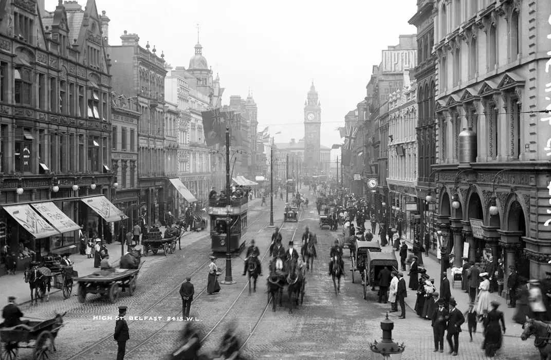 Stryd Fawr Belfast, fel y gwelwyd yn 1906
