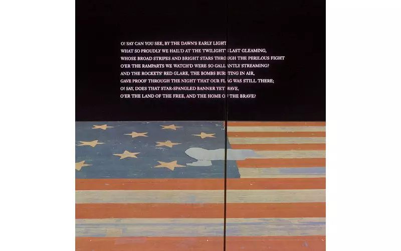 Die eerste strofe van die volkslied word prominent teen die muur bokant die Ster-Spangled Banner in die museum geprojekteer. (NMAH)