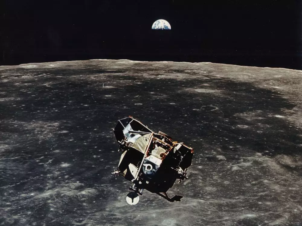 აპოლო 11-ის ასვლის ეტაპი დედამიწის ზემოთ მთვარე ამოდის მანძილზე