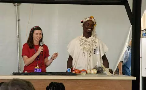 Előadók a Peace Corps Otthoni Főzés színpadán a 2011-es Smithsonian Folklife Festivalon