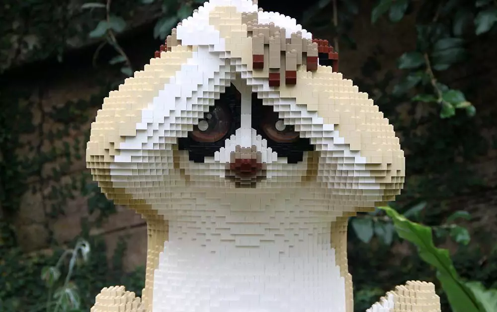 Este artista usa miles de ladrillos de Lego para facer esculturas de animais realistas