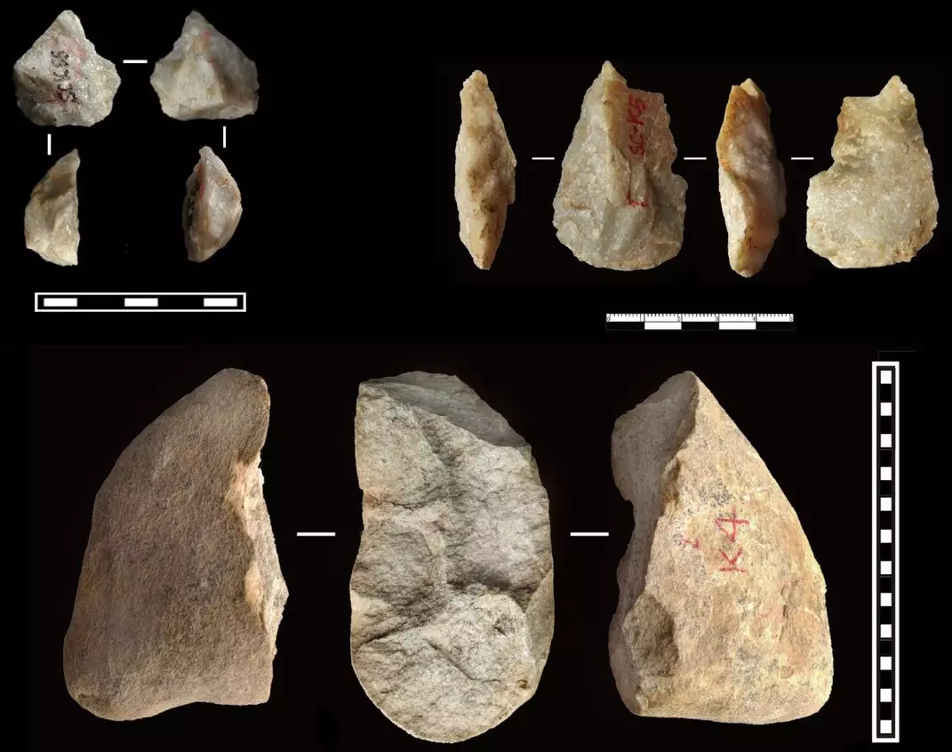Pedaços de uma rocha marrom transformados em ferramentas humanas primitivas.