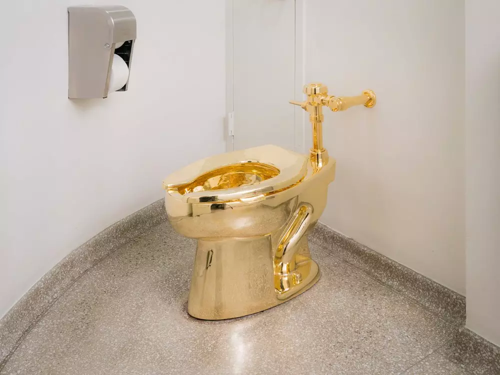 U tla Batla ho Lula Sebakeng sa Morao-rao sa Guggenheim, ntloana ea 18-Karat Golden Toilet.