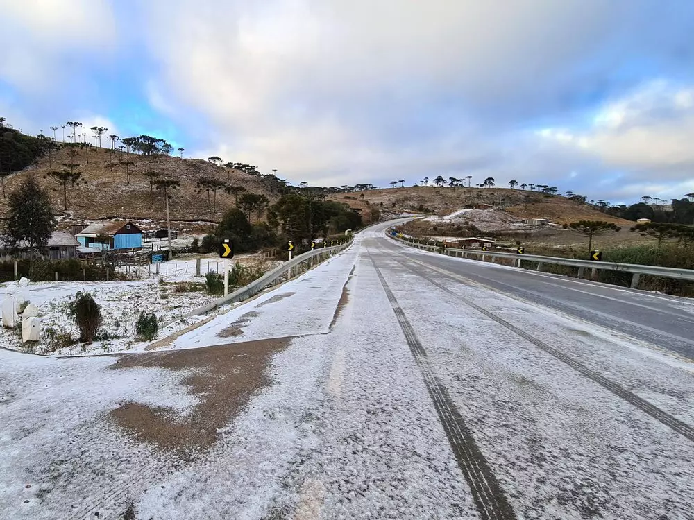 Μια εικόνα ενός δρόμου που οδηγεί στο Sao Joaquim, Βραζιλία. Ο δρόμος είναι καλυμμένος με μια λεπτή σκόνη χιονιού.