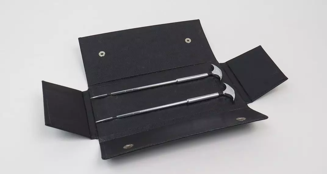 შავი ყუთი უჭირავს ორი ვერცხლის დანა