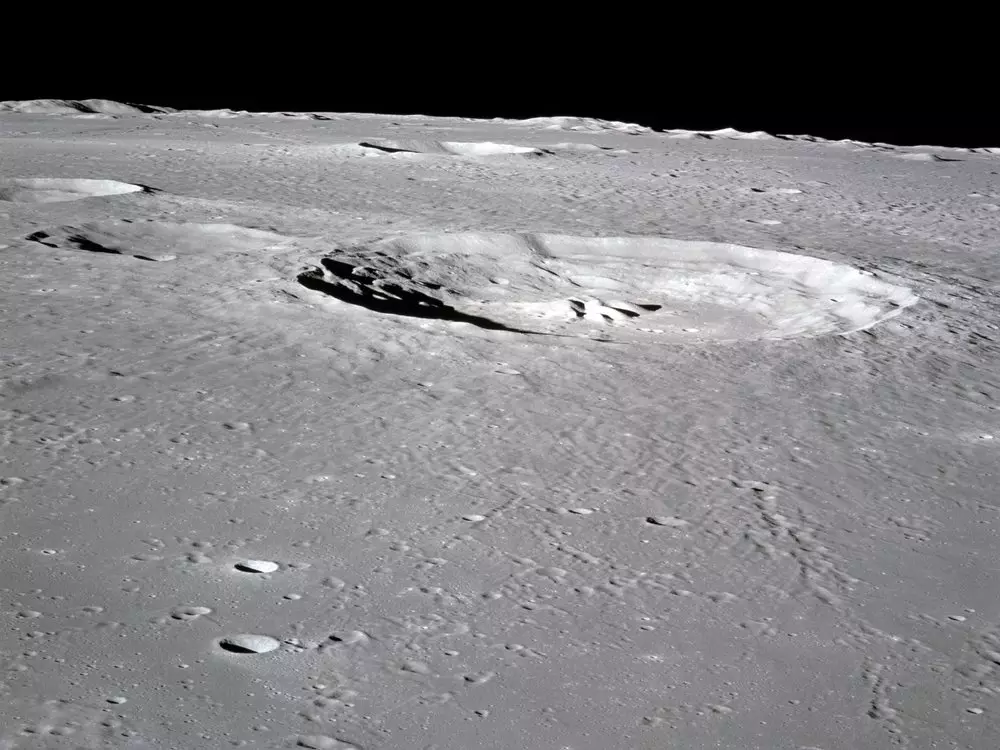 I-Bullialdhus Crater. Kubukeka kuncane, kodwa akunjalo.