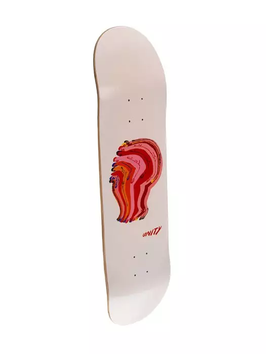 Skateboard bianco con disegno rosa e rosso di persone che mangiano a cucchiaio