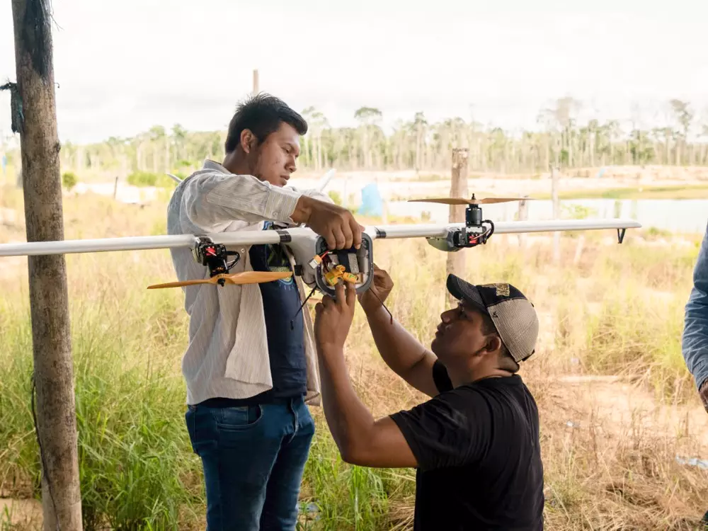 I den peruvianske Amazonas bliver droner som denne brugt til at overvåge og forhindre fremtidig ødelæggelse af regnskoven fra håndværksmæssig guldminedrift. Foto af Guy Loftus for Conservation X Labs.