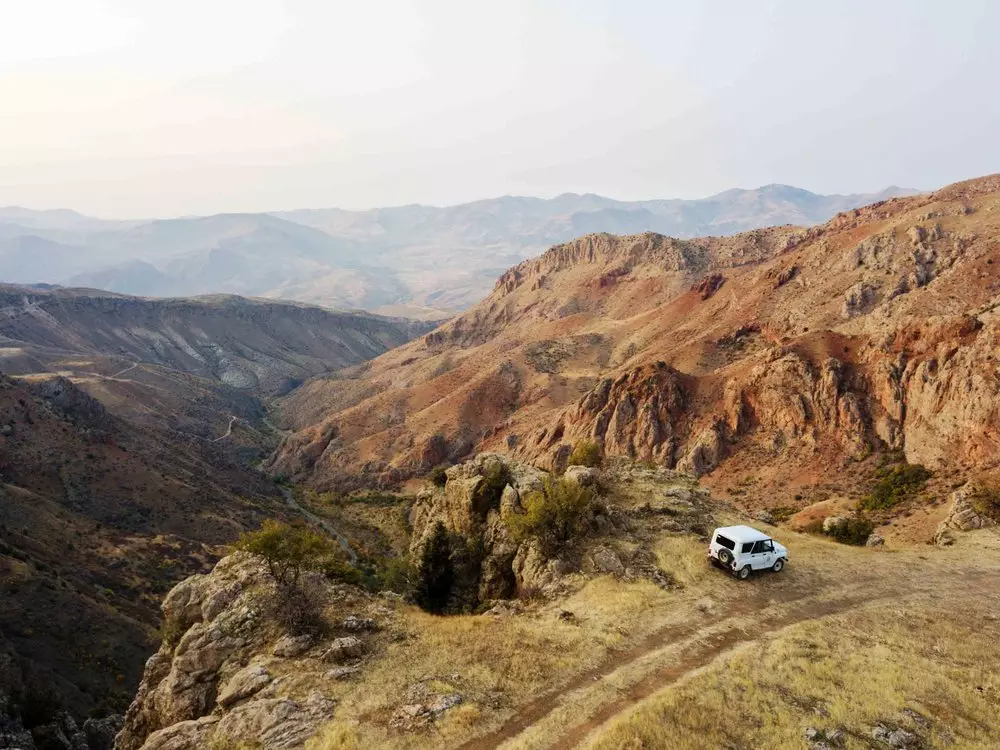 Mawonekedwe odabwitsa mkati mwa Arpa Protected Landscape. (Chithunzi ndi Pulogalamu yanga yaku Armenia)