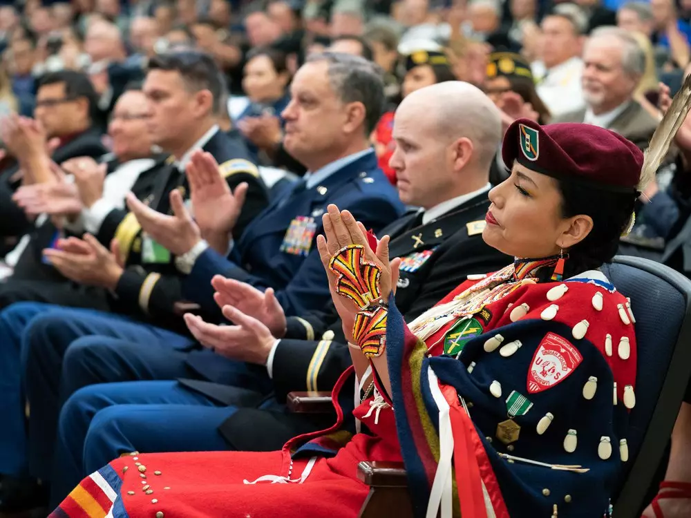 Chief Warrant Office Two Misty Dawn Lakota (Oglala Lakota) o nka karolo Sebokeng sa White House mabapi le ho Tšehetsa Bahlabani ba Sejoale-joale ba Native American. Washington, D.C., November 19, 2019. (Senepe sa White House ka Andrea Hanks)