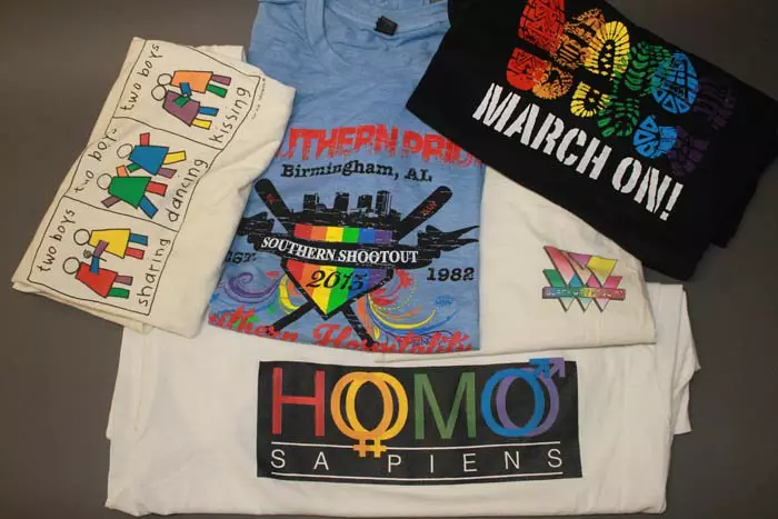 Sammlung vu Regenbogengedréckte T-Shirten