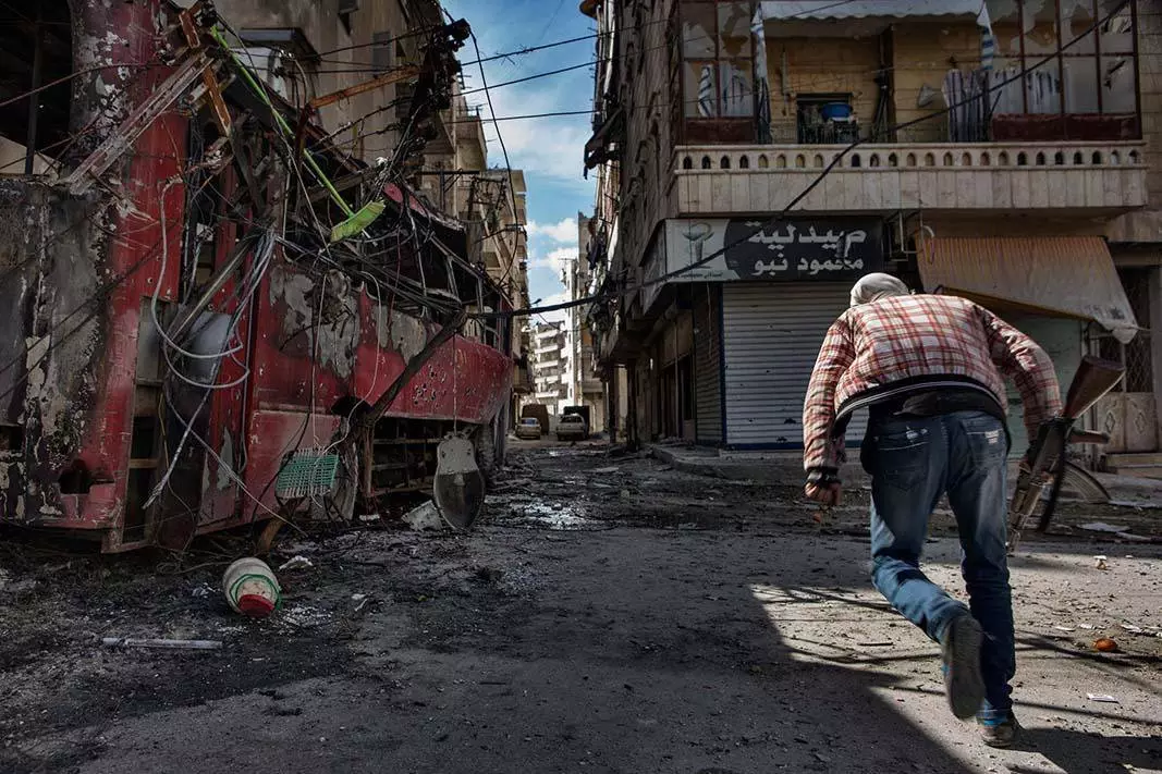 فوتوگراف نىش نالباندىيان سۈرىيە ئىچكى ئۇرۇشىدىكى زوراۋانلىققا گۇۋاھچى 22949_8