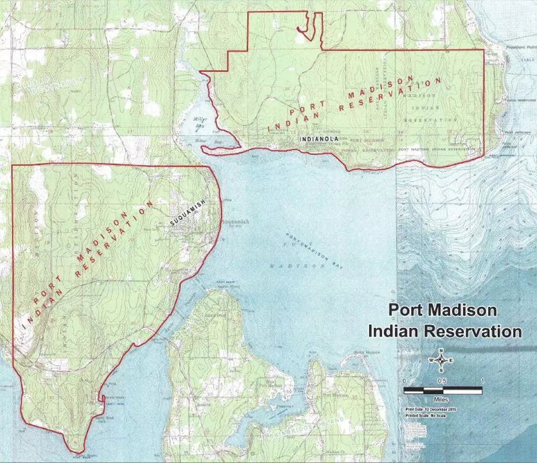 Mapa zobrazujúca časť Pugetovho zálivu a okolité pevniny. Dve oblasti sú vyznačené červenou farbou a sú označené indiánskou rezerváciou Port Madison.