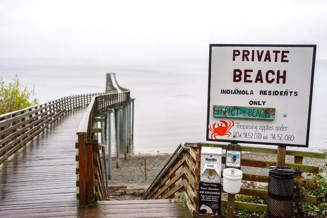 바다로 뻗어 있는 부두 앞의 표지판: PRIVATE BEACH. 인디아놀라 거주자 전용.