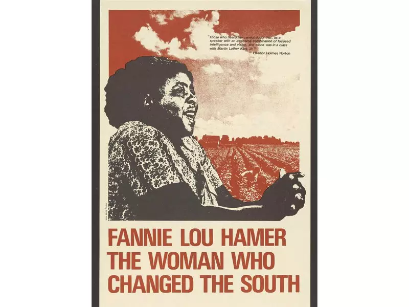 poster cu Fannie Lou Hamer cu câmp în fundal. Textul spune: Fannie Lou Hamer, femeia care a schimbat Sudul