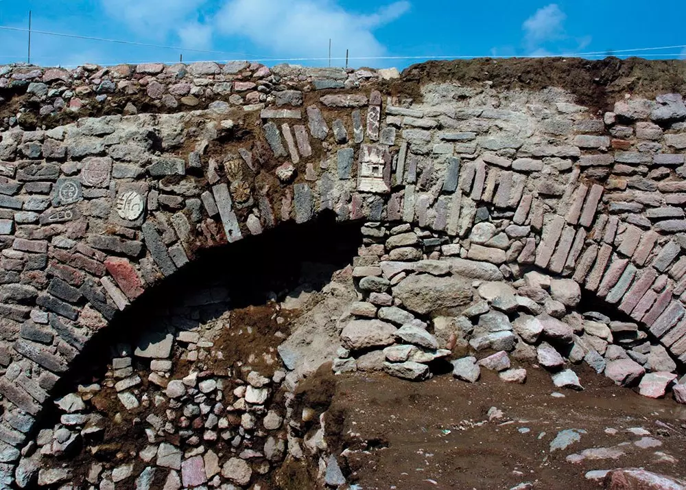 Les archéologues mexicains Rebury Tunnel orné de sculptures aztèques après avoir perdu leur financement