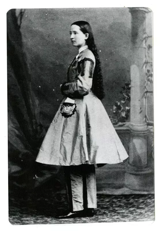 گھٹنے لمبے لباس میں لڑکی کی سیاہ اور سفید تصویر