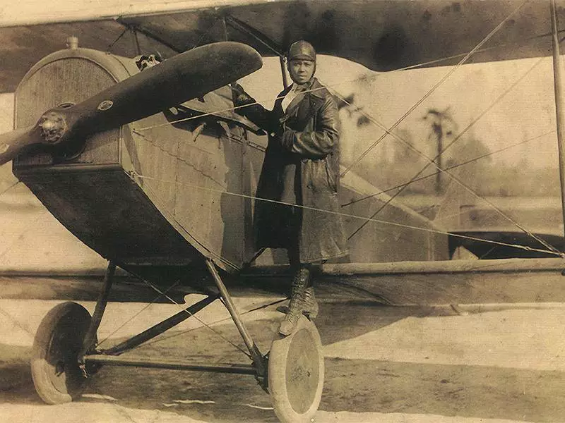 Bessie Coleman, prva Afroamerikanka koja je stekla pilotsku dozvolu.