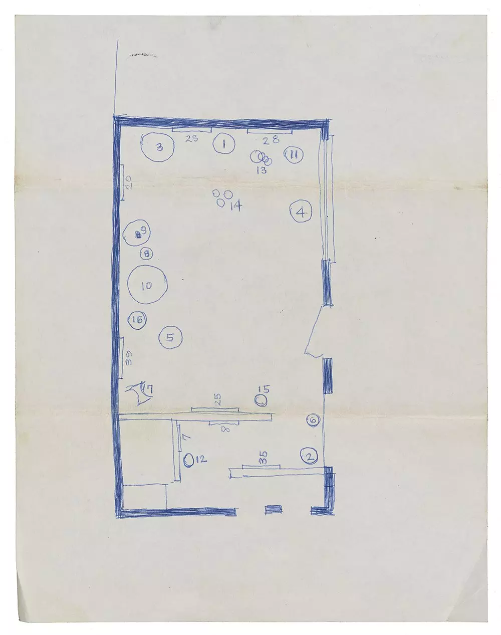 Plano de exposição para um espaço de galeria em tinta azul com números indicando onde as esculturas serão instaladas.