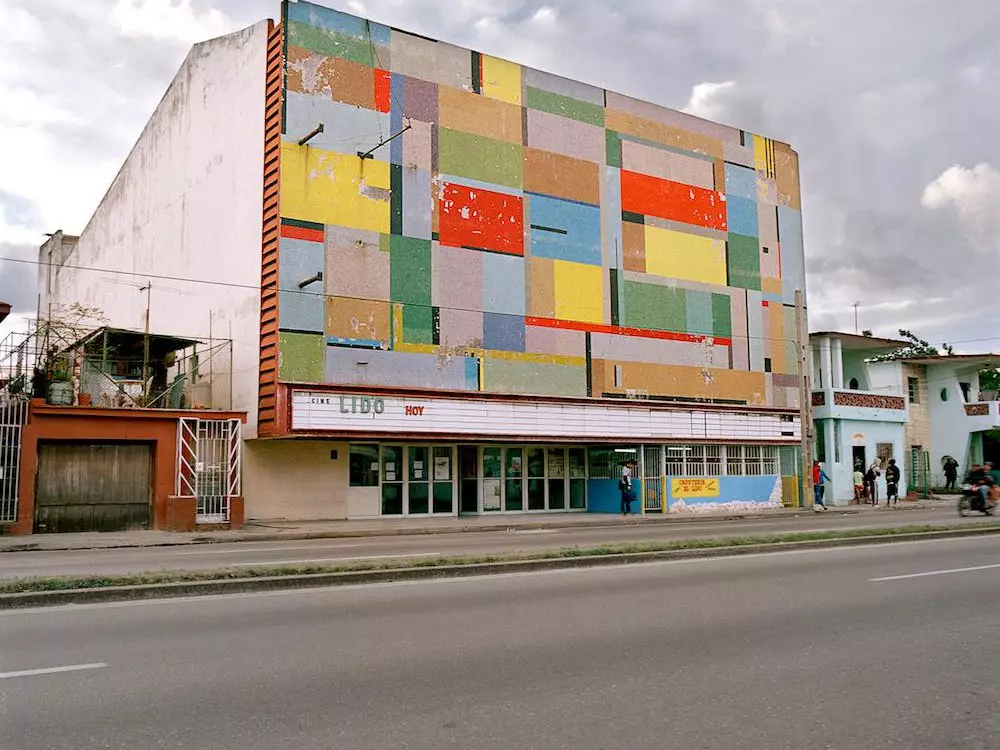 Estas fotografías captan a esvaecida cultura cinematográfica de Cuba