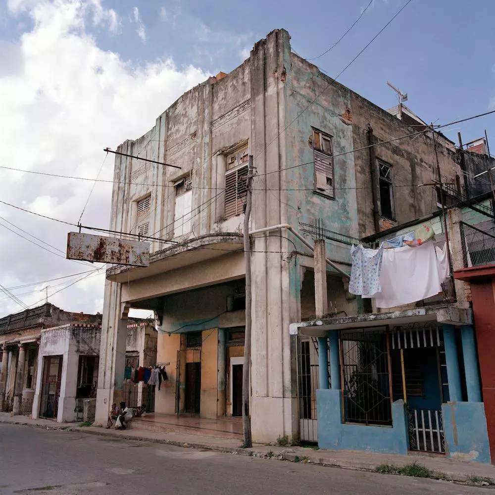 Бұл фотосуреттер Кубаның өшіп бара жатқан кино мәдениетін түсіреді 23071_7