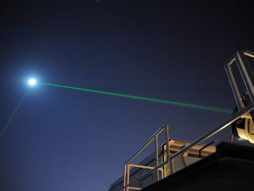 Ilmuwan Menembak Laser di Lunar Orbiter selama Satu Dekade. Kemudian, Satu Terpental Kembali