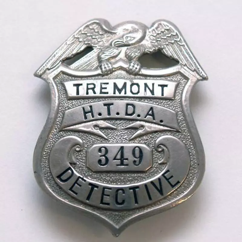 Distintivo de detetive Tremont em forma de escudo prateado