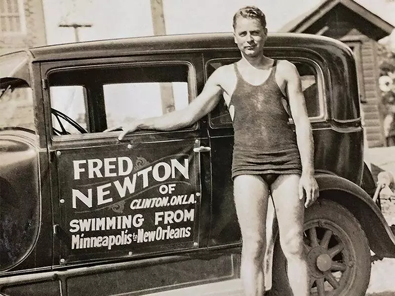 Ֆրեդ Նյուտոնը գովազդում է իր ռեկորդային ճանապարհորդությունը:
