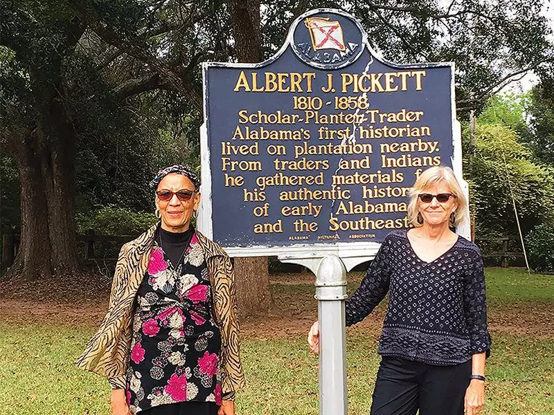 Karen Orozco Gutierrez, majtas, me autorin në Autaugaville, Alabama, ku dikur qëndronte plantacioni Cedar Grove.