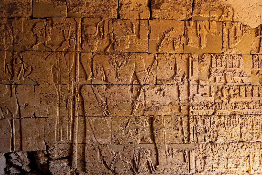 Reliéfne rezbárske práce v egyptskom štýle pochádzajú z druhého storočia pred naším letopočtom.