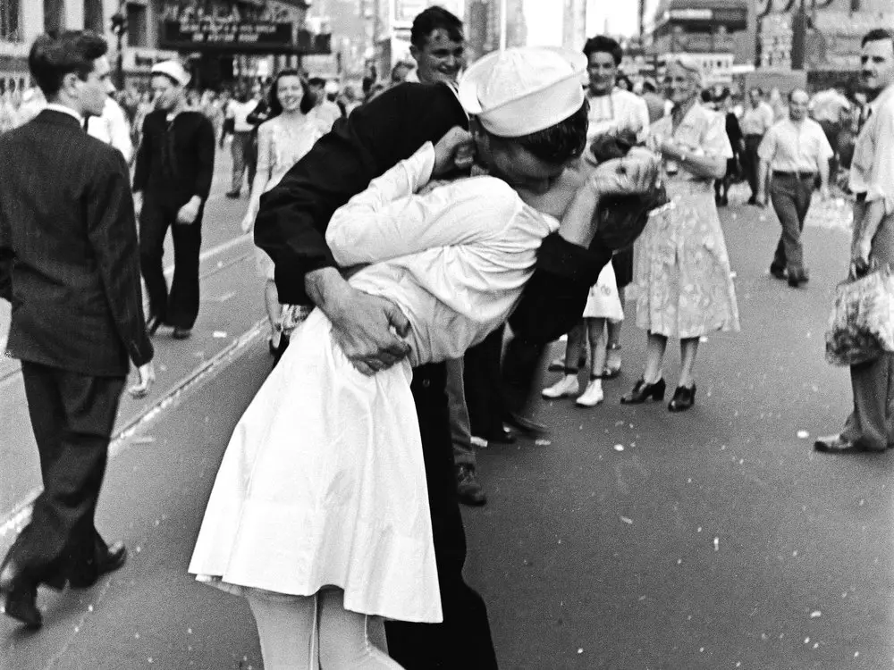 The Woman in the Iconic V-J Day Kiss Photo Died at 92, Here's Her Story