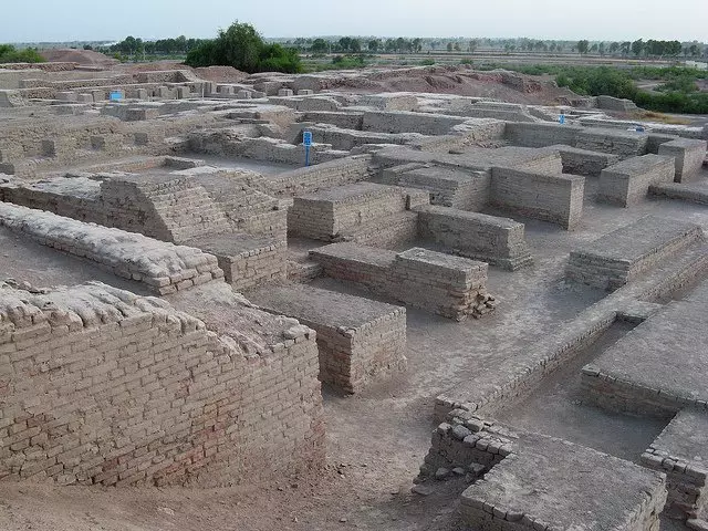 Ruiny v Mohenjo-Daro, postavené starověkou civilizací údolí Indu.