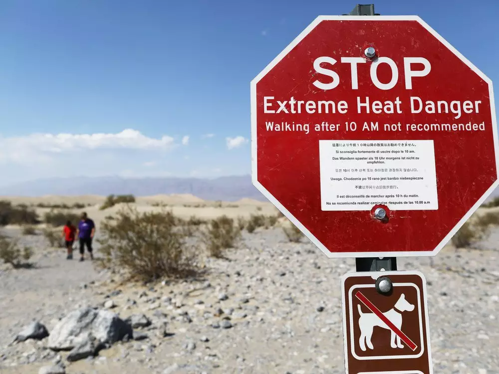 Death Valley တွင် ရပ်တန့်ထားသော ဆိုင်းဘုတ်တစ်ခု ရေးထားသည်။