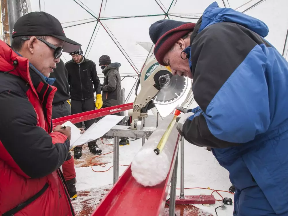 Cercetătorii extrag miezul de gheață