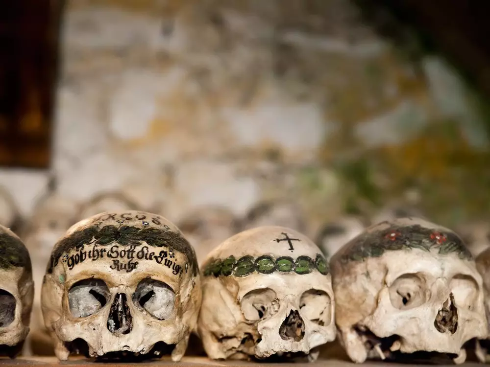 Kini nga Austrian Ossuary Nagkupot ug Gatusan nga Elaborately Hand-painted Skulls