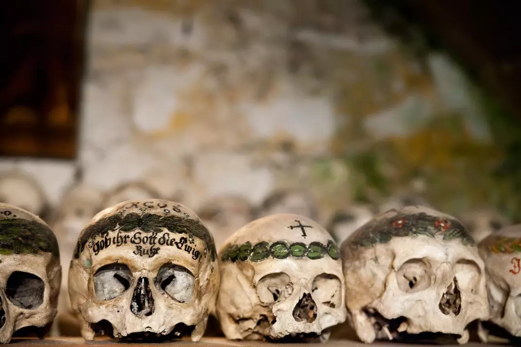 Оваа австриска костурница содржи стотици рачно насликани черепи 23238_1
