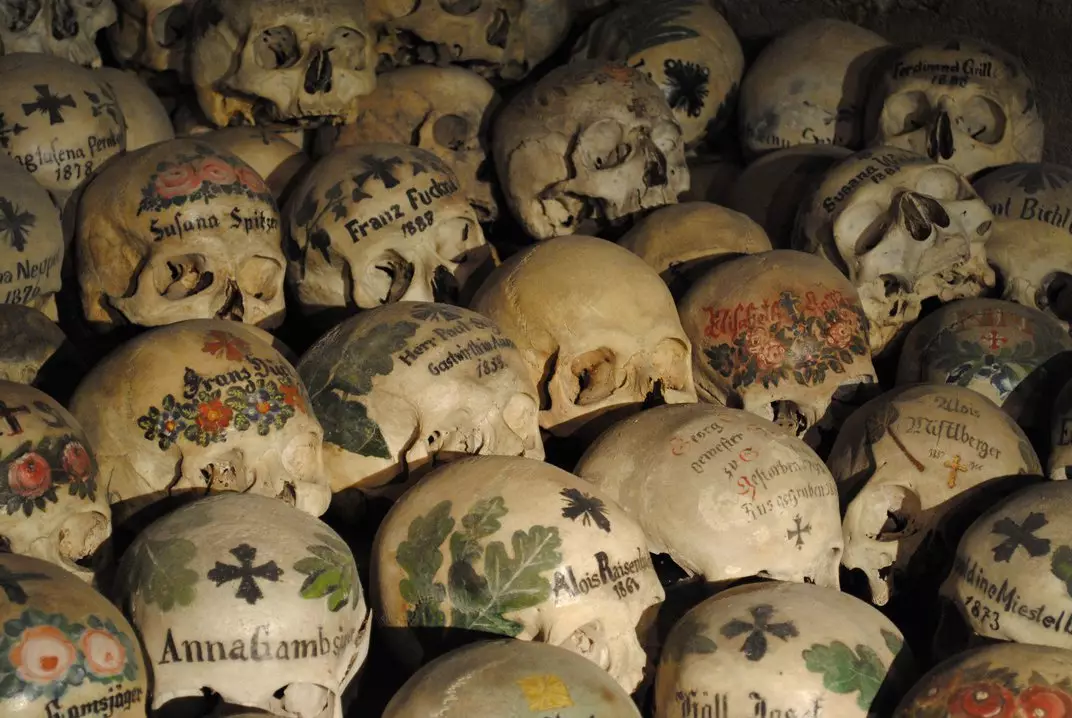 Den här österrikiska ossuarien rymmer hundratals handmålade skallar 23238_2
