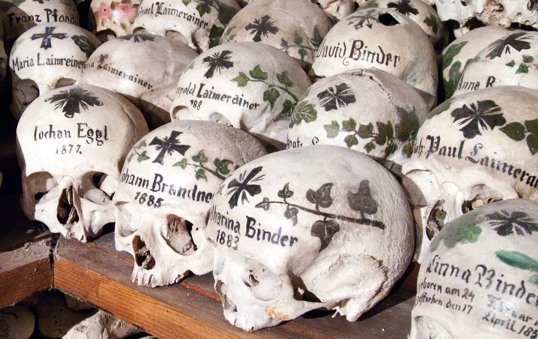 Оваа австриска костурница содржи стотици рачно насликани черепи 23238_5