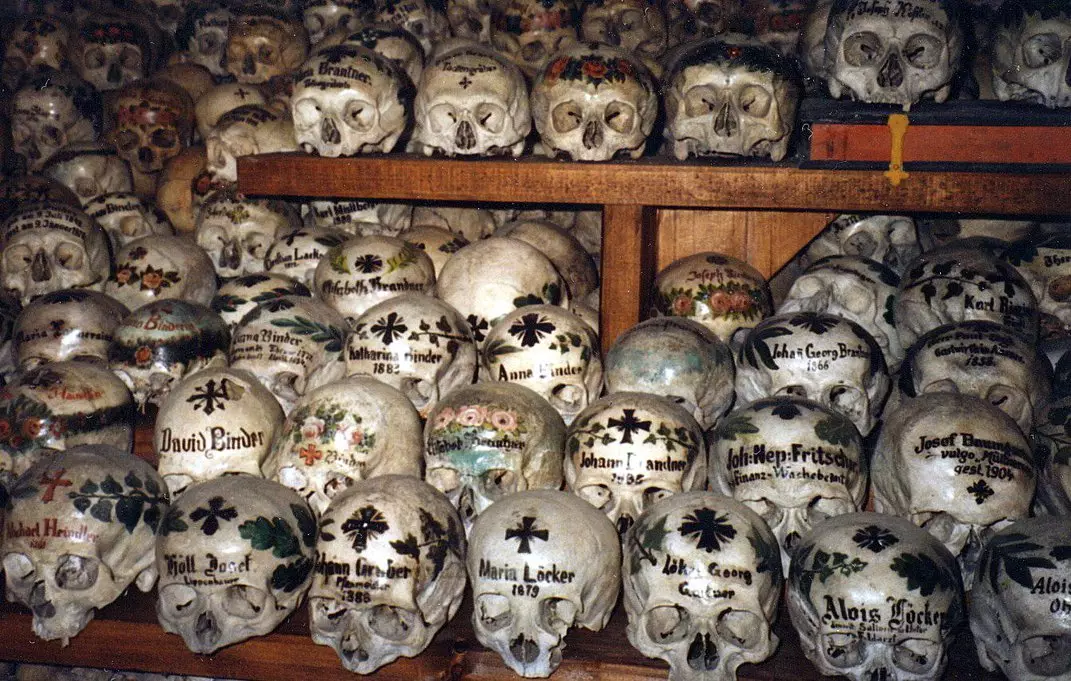 Hierdie Oostenrykse ossuarium bevat honderde handgeverfde skedels 23238_8