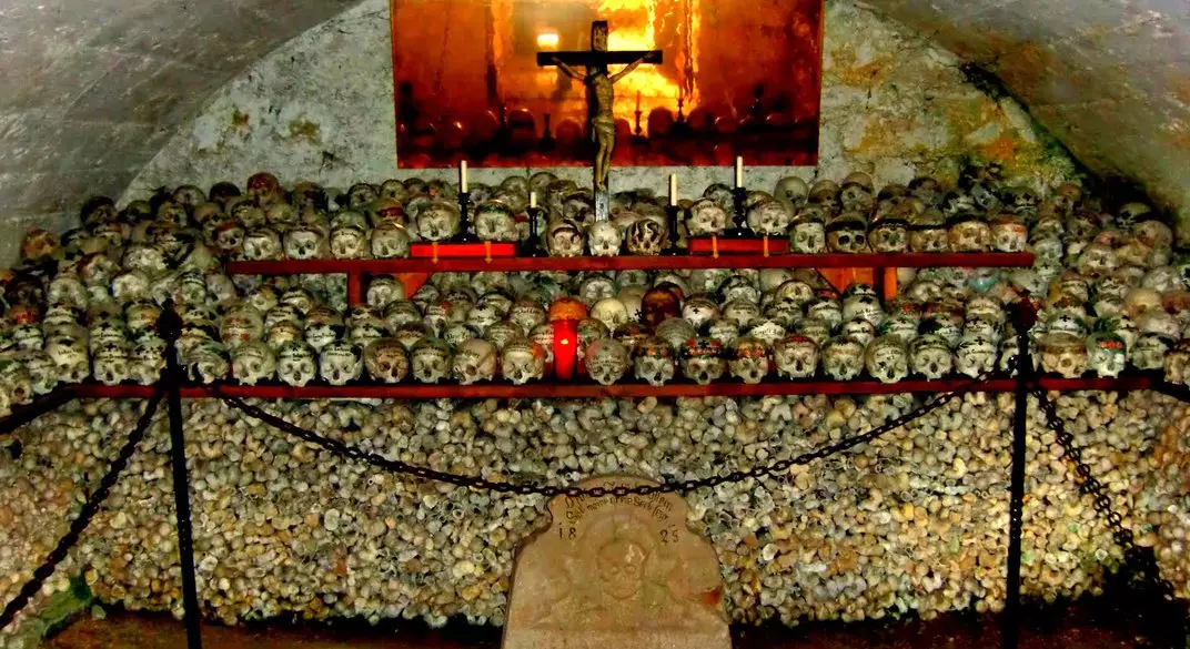 Den här österrikiska ossuarien rymmer hundratals handmålade skallar 23238_9