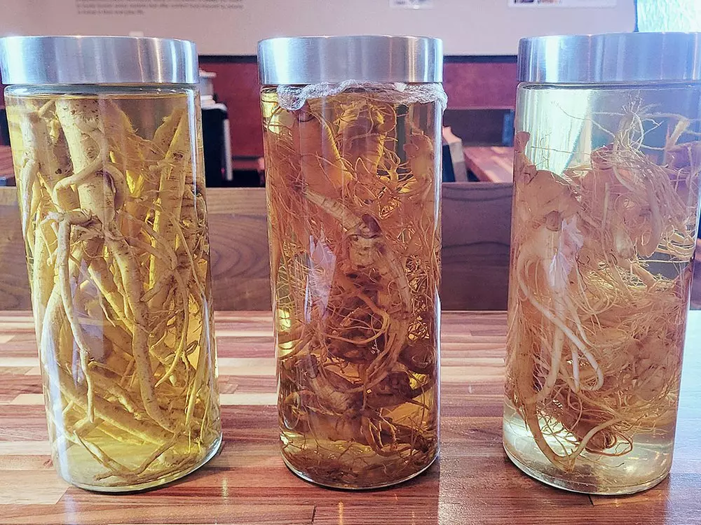 인삼주 Insam-ju è un liquore al ginseng ottenuto conservando il ginseng in alcol sopra i trenta gradi. I coreani spesso fanno insam-ju a casa e si prendono ogni giorno per i suoi benefici per la salute. Viene anche condiviso con ospiti speciali ed è spesso abbinato al samgyetang (zuppa di pollo al ginseng). (Foto di Grace Dahye Kwon)