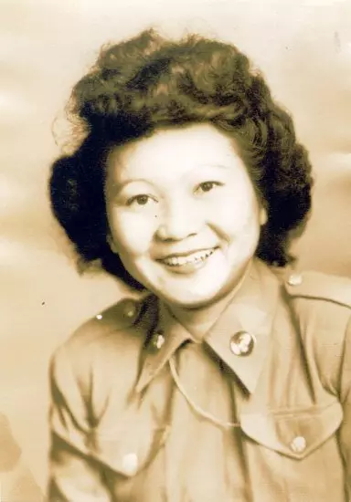 Alice Tetsuko Kono mu yunifolomu yake ya Women's Army Corps, cha m'ma 1943 (NMAH)