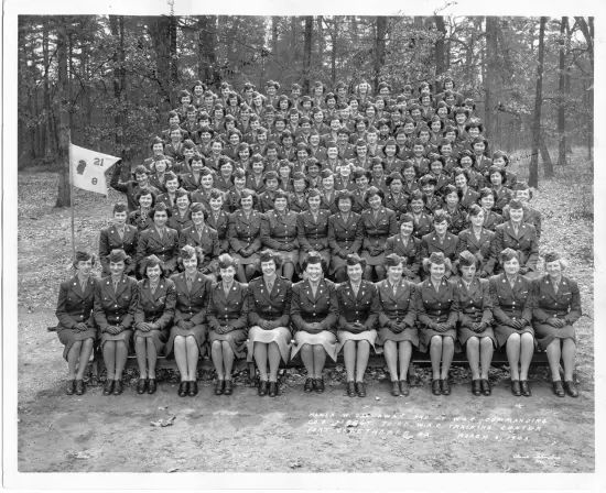 Photo de groupe en noir et blanc de la société WAC