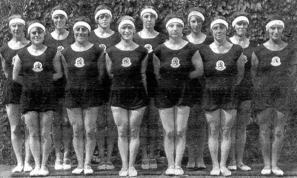 Kadın jimnastikçiler ilk kez 1928 Olimpiyatları'nda yarıştı.